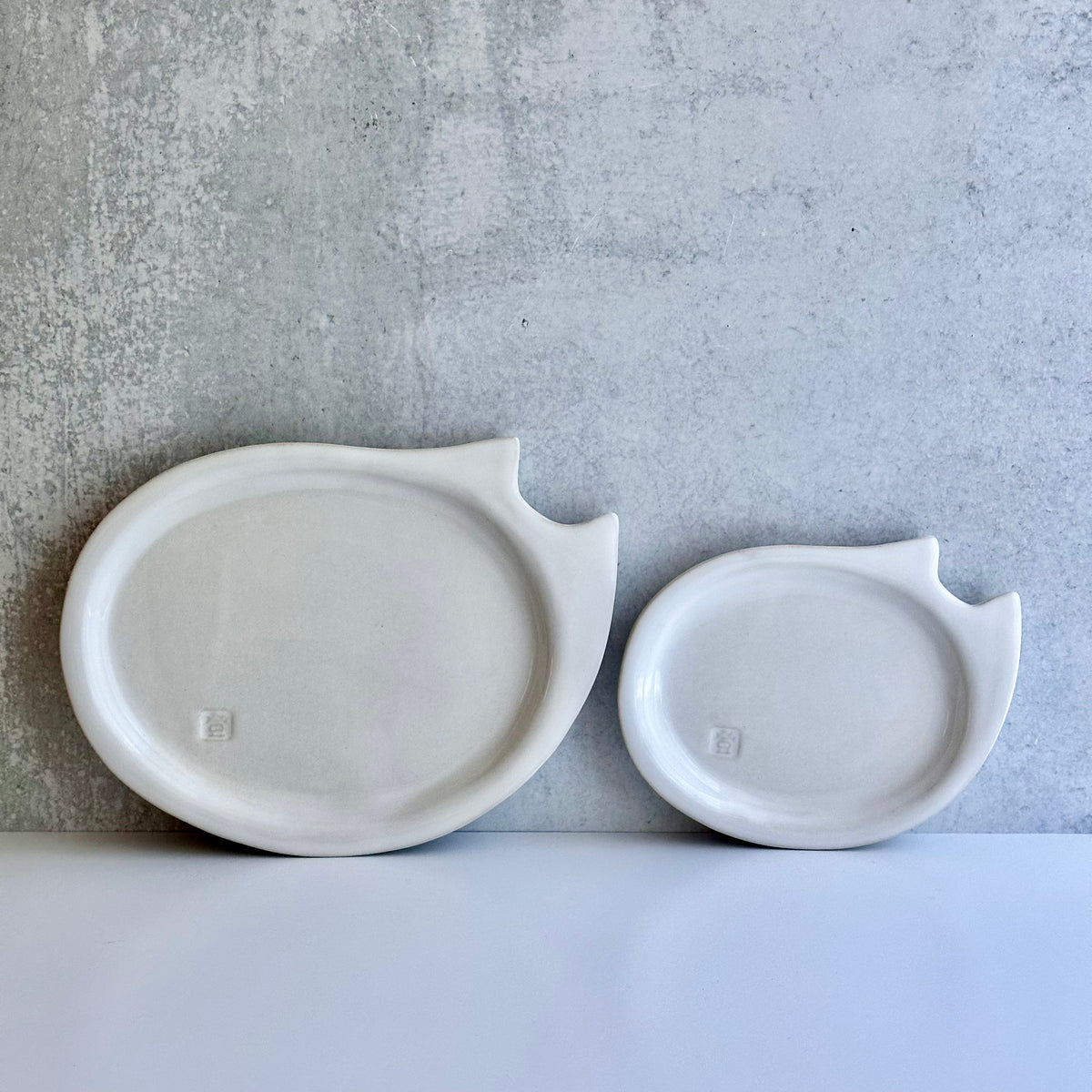 Kasama Ware Cat-Lying Flat Plate with 1.5cm Belly Indentation – Ema's Table